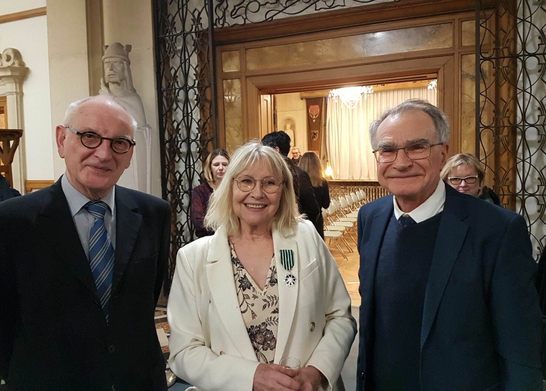 Annie Degroote, lauréate de la Renaissance Française et membre de notre ...